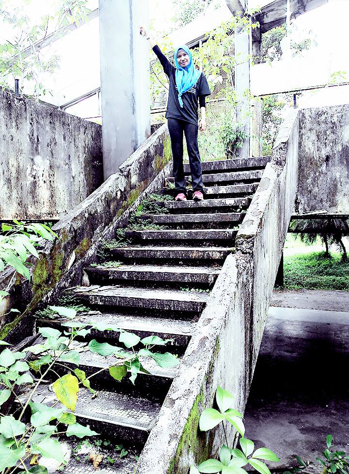 Berani Betul Cikgu Ros Jejak Bangunan Berhantu, Daki Solo Puncak Gunung ...