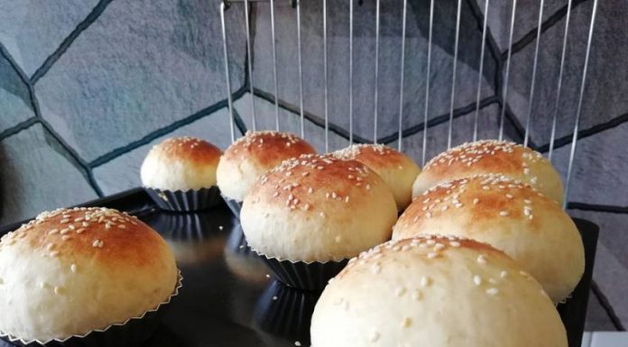 Wanita Ini Kongsi Resipi & Ajar Cara Buat Sendiri Roti Burger Mini Gebu!