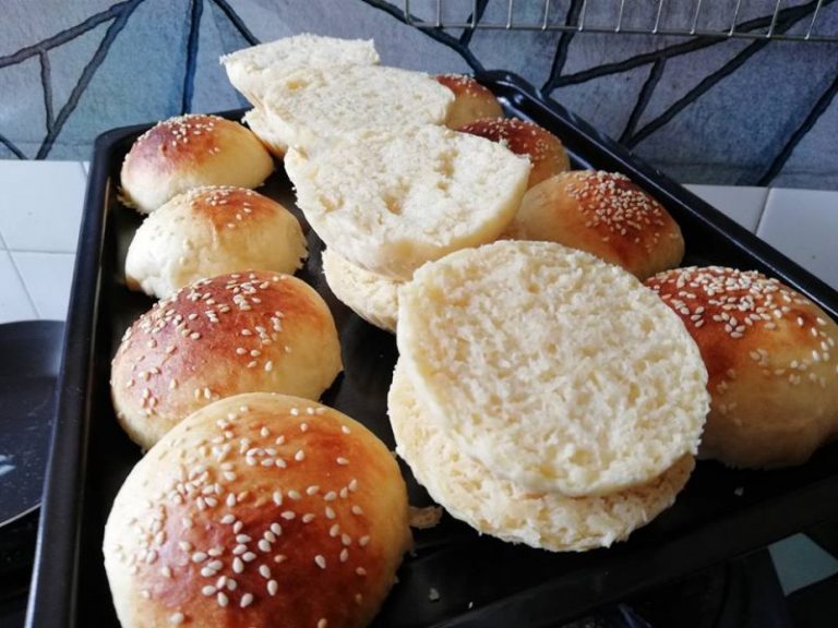 Wanita Ini Kongsi Resipi & Ajar Cara Buat Sendiri Roti Burger Mini Gebu!