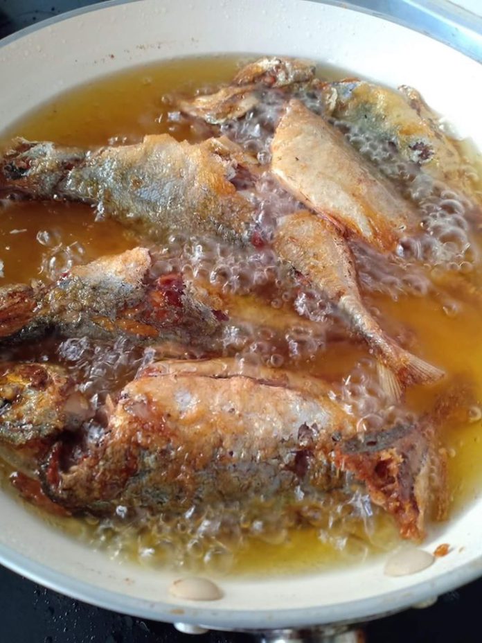 Pulut Gaul Nyior Dengan Ikan Rebus Goreng, Resepi Tradisional Senang ...