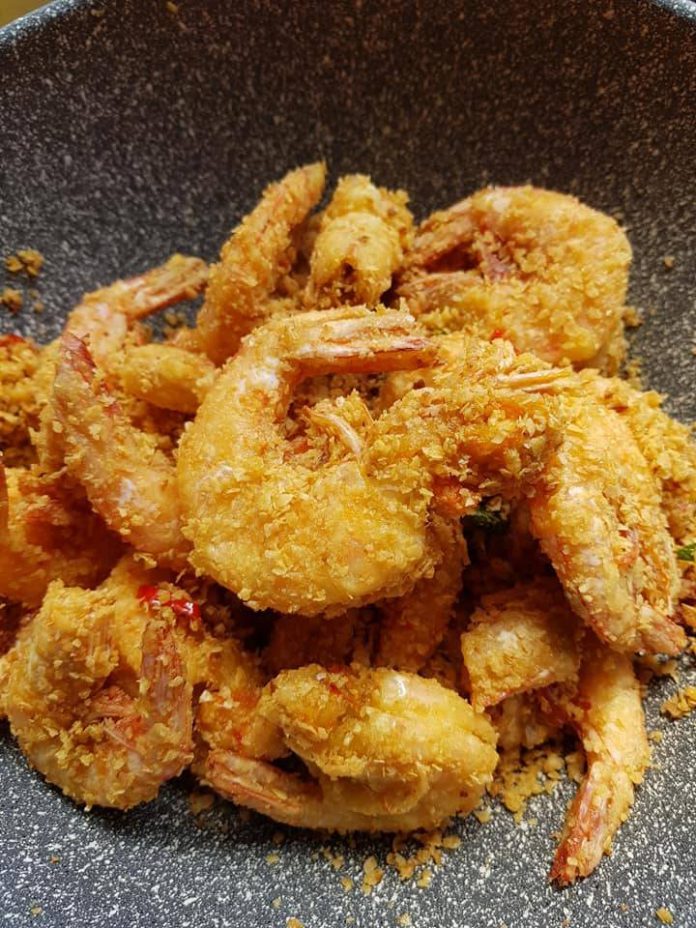 Mudahnya Masak Udang Butter Nestum Ala Restoran. Sedap! Patutlah Viral