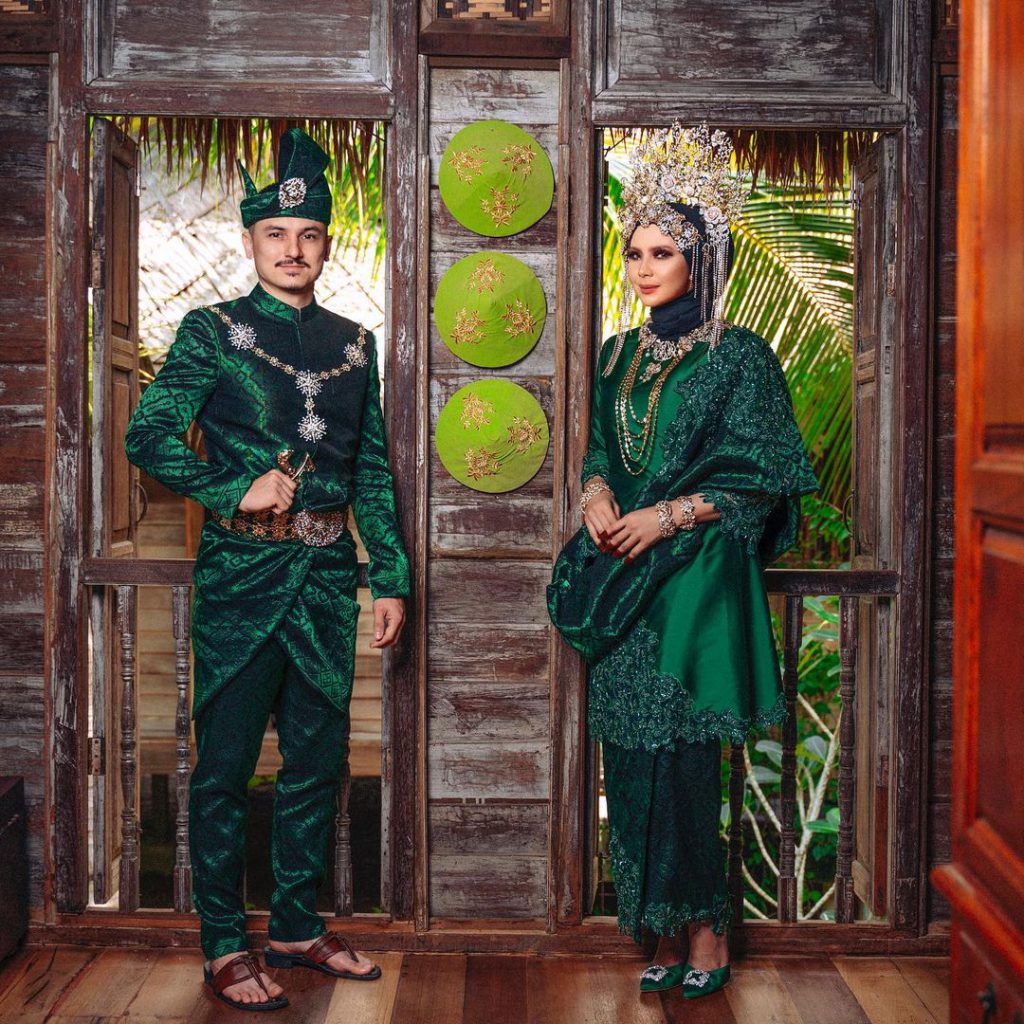 Che Ta Melaram Baju Pengantin Songket Hijau, Raikan Ulang Tahun ...