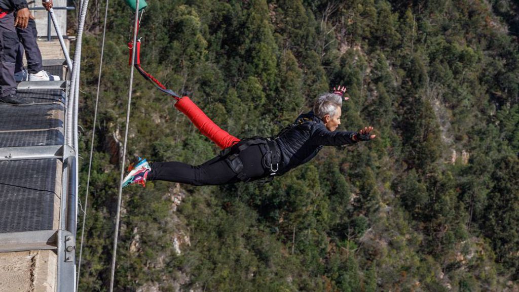 Wanita 50 Tahun Pecah Rekod Dunia, Terjun ‘Bungee Jumping’ 23 Kali ...