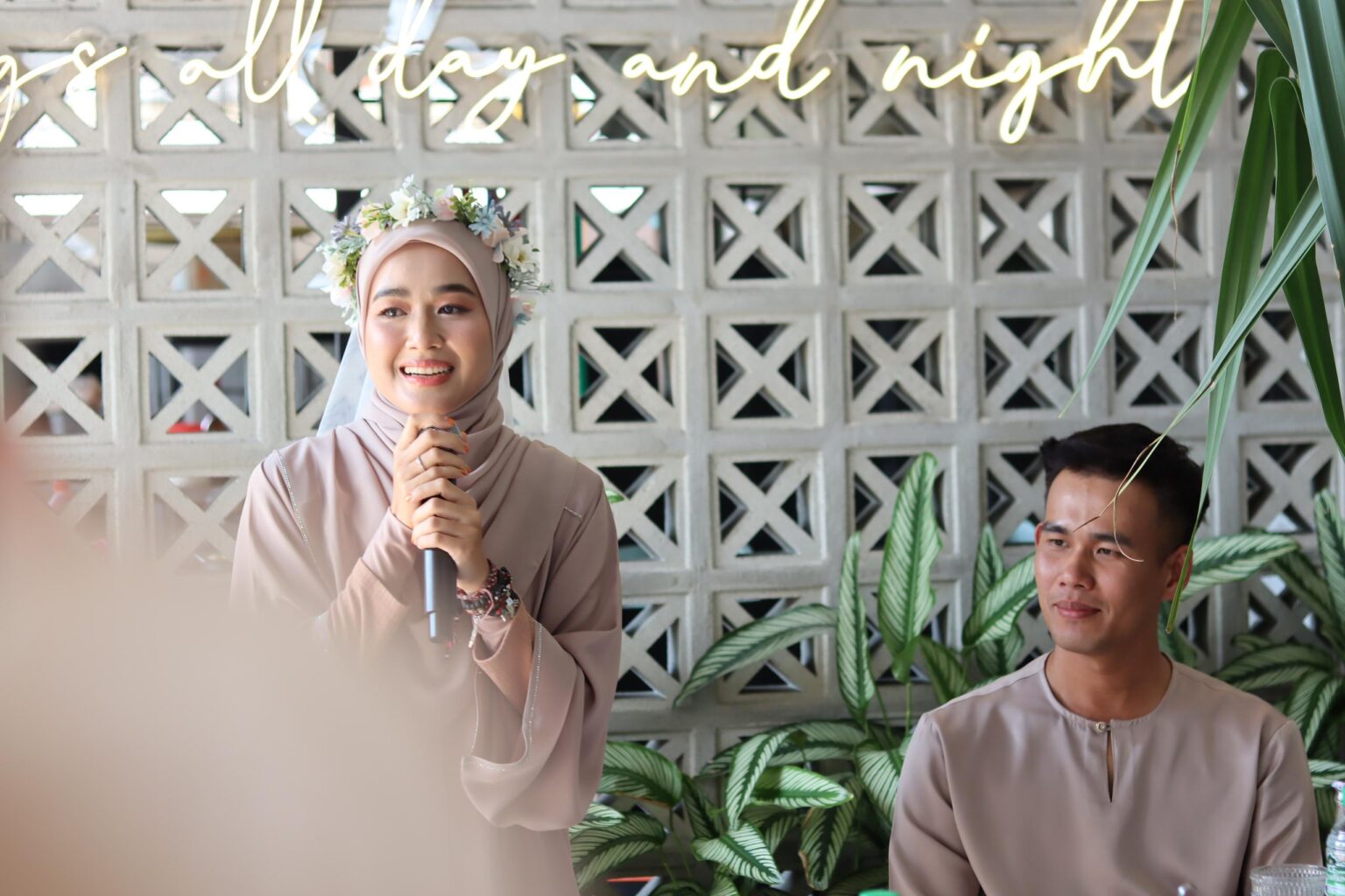 Rakan- rakan rai majlis resepsi Farah Lee & Fuad Hashim. Bekas suami turut rai kedua mempelai