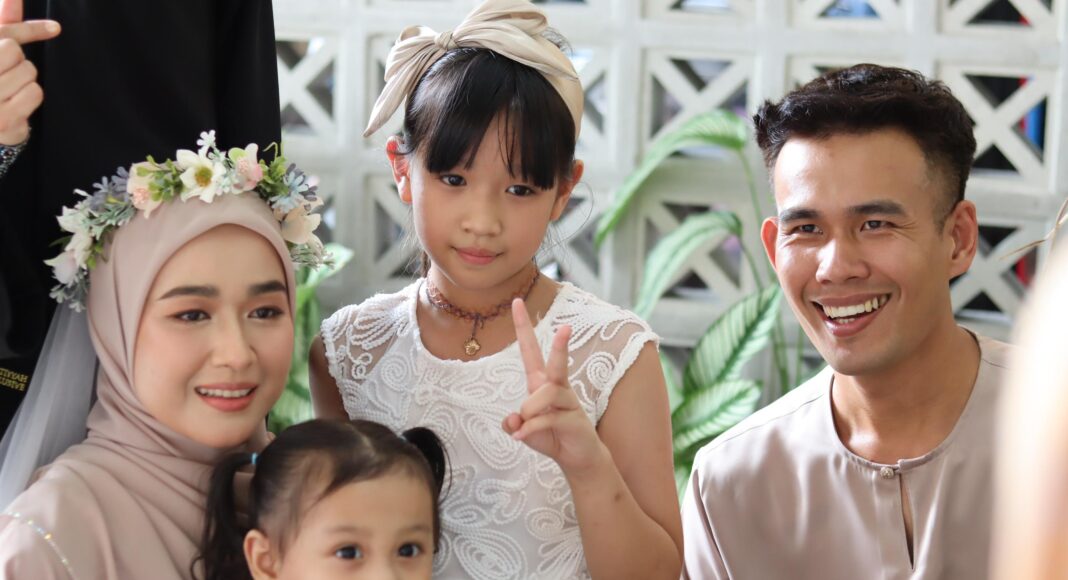 Rakan- rakan rai majlis resepsi Farah Lee & Fuad Hashim. Bekas suami ...