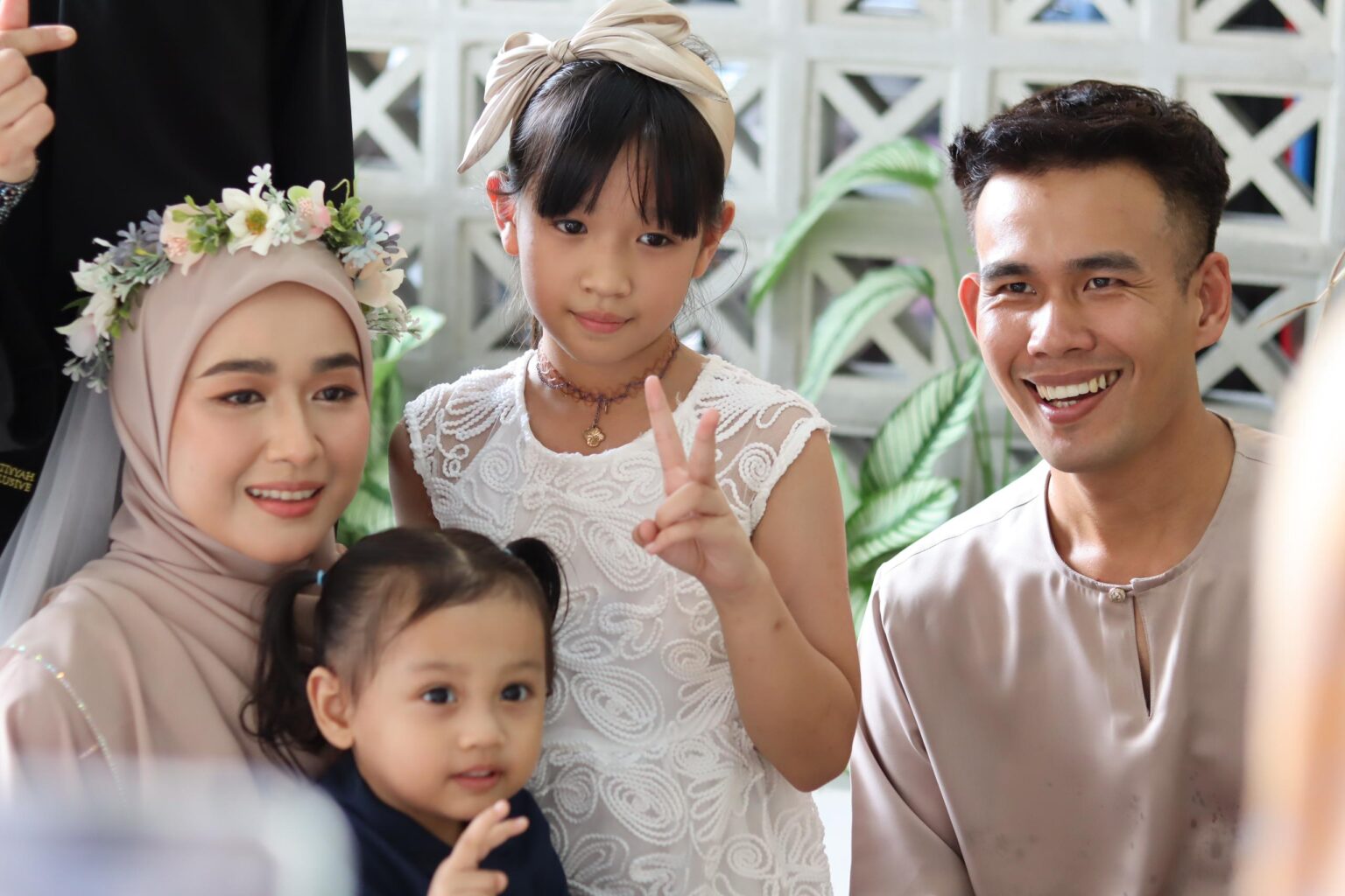 Rakan- rakan rai majlis resepsi Farah Lee & Fuad Hashim. Bekas suami ...