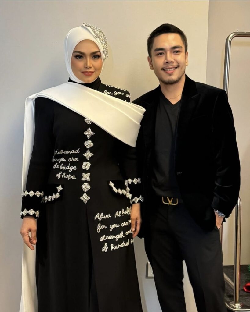 Baju Sarat Mesej Pilihan Dato' Sri Siti Nurhaliza. Pereka Fesyen Dedah ...